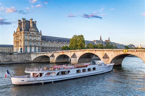 프랑스 파리의 아름다운 날 아치형 다리 옆 센 강 에서 보트를 타보세요 0명에 대한 스톡 사진 및 기타 이미지 Istock