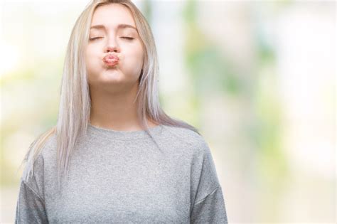 재미 있은 얼굴 뺨 피 격리 된 배경 위에 젊은 금발 여자 입 어 미친 식으로 팽창 가득 찬에 대한 스톡 사진 및 기타 이미지 가득 찬 감정 공기 주입 Istock