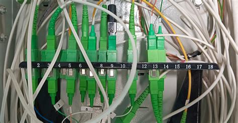 광섬유 장비를 갖춘 기술 센터 데이터 센터의 서버 장비가 있는 서버실 광섬유 장비를 갖춘 기술 센터 네트워크 연결 플러그에 대한