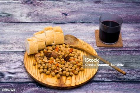 빵과 스페인에서 레드 와인 일반 식품의 유리 나무 테이블에 접시에 마드리드 스튜 0명에 대한 스톡 사진 및 기타 이미지 0명 당근 마늘 Istock