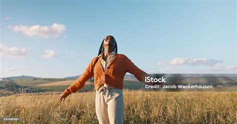 평화 햇살 자연 신선한 공기 여행과 함께 휴가를 보내는 행복하고 들판과 흑인 여성 아프리카 사람 야외 활동 소녀 행복 모험 여름