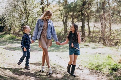 Madre Con Hijo E Hija Juntos En El Parque Foto Gratis
