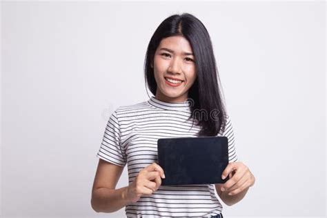 Mulher Asi Tica Nova Com Uma Tabuleta Do Computador Foto De Stock Imagem De Toque Wireless