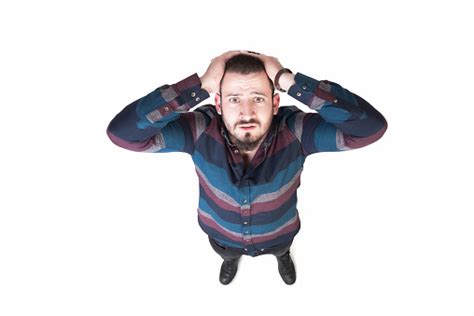 흰색 바탕에 좌절된 한 표정으로 카메라를 보고 충격 을된 젊은 남자의 높은 각도 보기 20 29세에 대한 스톡 사진 및 기타 이미지 20 29세 걱정하는 남성