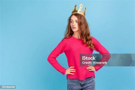 자신감 있는 표정 자기 동기 부여 최고의 꿈을 바라보며 머리에 왕관을 두는 여성 1위에 대한 스톡 사진 및 기타 이미지 1위 20 24세 가리키기 Istock