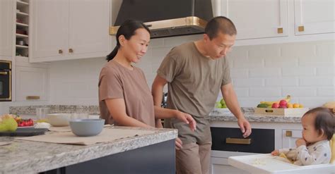 가스 난로 가정 생활 가정 요리 가족 가족 본딩 건강한 건강한 식생활 과일 국내 설정 기쁨 높은 의자 단란함 말하는 먹는 먹여주는 모듈 식의