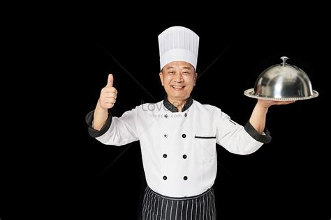요리사가 쟁반을 들고 좋아합니다 사진 무료 다운로드 Lovepik