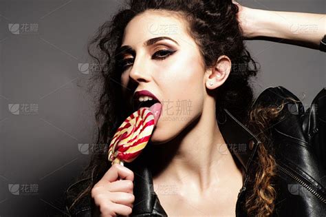 带着棒棒糖的性感女孩