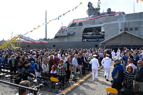 Us Navy Commissions 13th Freedom Class Lcs Uss Marinette Lcs 25