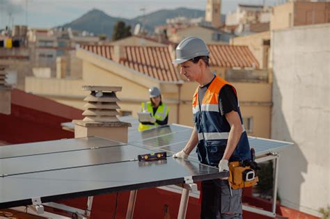 남녀 노동자 엔지니어가 태양광 태양 전지판 시스템을 설치하는 것 2명에 대한 스톡 사진 및 기타 이미지 2명 40 44세 각도 Istock