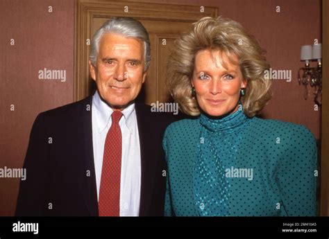 Linda Evans Und John Forsythe Bei Der 150 Folge Der Fernsehserie