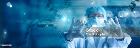 의료 기술 의사는 Ai 로봇을 사용하여 향후 진단 관리 및 정확도 환자 치료의 정확도를 높입니다 환자의 건강을 개선하기 위한 의료 연구 개발 혁신 기술 건강관리와 의술에