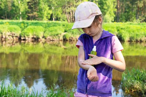 소녀는 그녀의 손과 발을 물린 자연에서 피부에 모기 스프레이를 스프레이합니다 곤충 물림으로부터 보호 어린이를위한 구충제 안전 야외 레크리에이션 알레르기에 대한 여름 시간 4