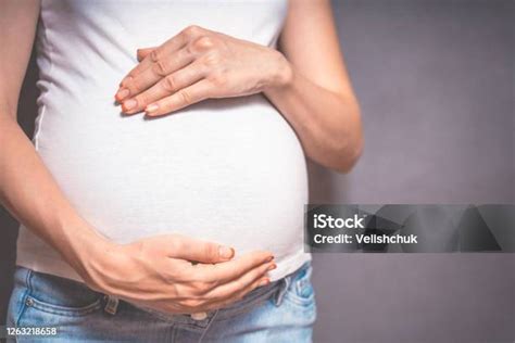 임산부는 회색 배경에 배에 손을 잡고 임신 모성 사람 및 기대 개념 클로즈업 복사 공간 실내 임신 의 톤 사진 귀여운에 대한 스톡 사진 및 기타 이미지 Istock