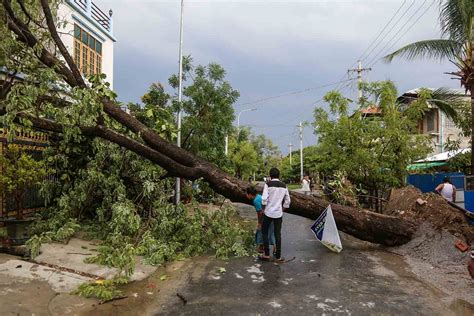 Dvb ချမ်းမြသာစည်မြို့နယ်တွင် လေပြင်းကြောင့် သစ်ပင်များလဲ၊ နေအိမ်များ အမိုးလန် ဓာတ်ပုံ