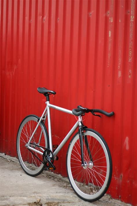 有关两轮车 优雅的设计 光滑的表面 创意构图 垂直构图 城市 城市景观 城市环境 城市生活 城市骑行 大胆的颜色 工业背景 戶外 时尚的设计 時髦的 極簡主義