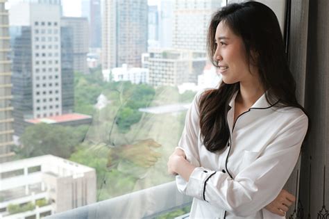 침실의 창문 근처에 서있는 아침에 일출을 바라보는 매력적인 여성 아침에 차 나 커피 한 잔을 들고 아름 다운 여성 30 34세에