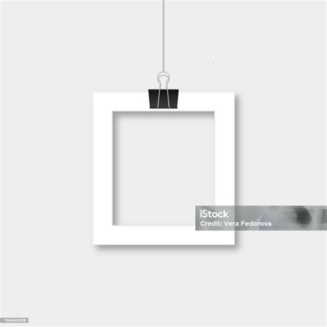 현실적인 격리 된 종이 액자 바인더 클립에 의해 매달려 레트로 빈티지 스타일 이랑입니다 벡터 일러스트입니다 그림에 대 한 빈 영역으로 템플릿입니다 사진 예술 및 공예제품에