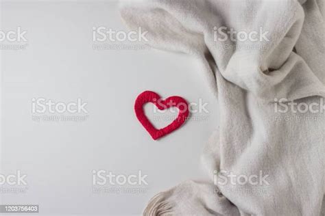 흰색 배경에 스카프와 레드 하트 수제 공간을 복사합니다 평면 상단 보기 0명에 대한 스톡 사진 및 기타 이미지 0명 가을 겨울 Istock