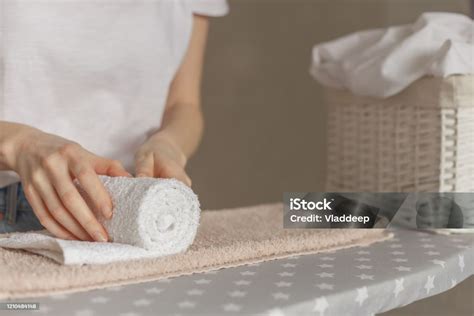 다림질 보드에 서 있는 깨끗한 수건을 굴리는 여성 세탁 서비스 또는 청소 집안일 개념 가사 집안일에 대한 스톡 사진 및 기타 이미지 가사 집안일 가정 생활 개념