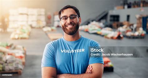 행복한 남자와 초상화 자원 봉사자 자선 단체 기부 또는 비영리 행사를 위한 음식 드라이브 자신감 있고 활동가이며 워크숍에서 사회에 도움을 주기 위해 커뮤니티 센터에서 남성