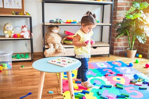 유치원에서 건물 나무 블록 장난감을 가지고 노는 아름다운 유아 가정 생활에 대한 스톡 사진 및 기타 이미지 가정 생활 개발 건설 산업 Istock