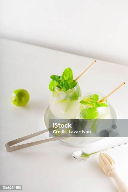 빨대가 달린 모히토 안경 2개 흰색 테이블에 라임과 민트모히토 칵테일 화이트 플레이트에 여름 상쾌한 칵테일과 바 액세서리 0명에 대한 스톡 사진 및 기타 이미지 Istock
