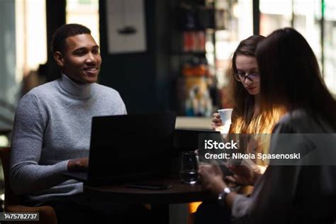 퇴근 후 또는 식당에서 커피를 마시며 회의를 하는 세 명의 다민족 비즈니스 동료 카페 바에서 일하는 친구들 다민족 그룹에 대한 스톡 사진 및 기타 이미지 Istock