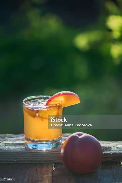 홈메이드 발효 생 콤부차 티 복숭아와 함께 마실 준비를 마쳤습니다 여름 프로바이오틱 건강 음료 건강한 식생활에 대한 스톡 사진 및 기타 이미지 Istock