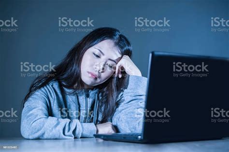 젊은 슬 아시아 한국 학생 여자 찾고 우울 하 고 지 루 느낌과 좌절 인터넷 절연 배경을 사용 하 여 시험에 대 한 스트레스에서 노트북 컴퓨터와 공부 걱정 걱정하는에 대한