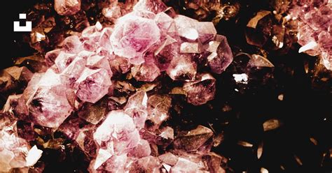 테이블 위에 앉아 있는 분홍색 크리스탈 더미 사진 Unsplash의 무료 결정 이미지