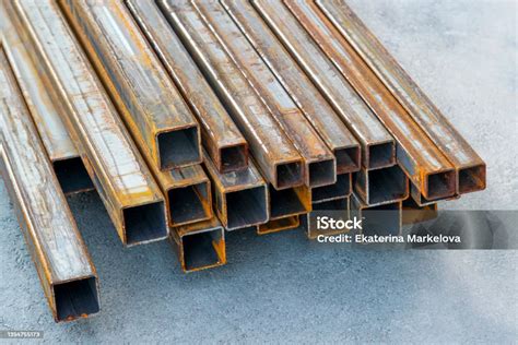 지상에 구조 강철 사각형 튜브의 더미 0명에 대한 스톡 사진 및 기타 이미지 0명 갈색 강철 Istock