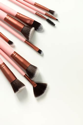 메이크업 브러쉬는 흰색 배경에 분홍색 색상을 클로즈업합니다 맨 위 보기입니다 복사 공간을 복사합니다 뷰티 배경 0명에 대한 스톡 사진 및 기타 이미지 Istock