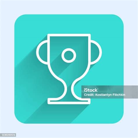 긴 그림자로 격리 된 흰색 선 수상 컵 아이콘입니다 우승자 트로피 기호입니다 챔피언십 또는 대회 트로피 스포츠 업적 표지판 녹색 사각형 버튼입니다 벡터 일러스트레이션 1위에