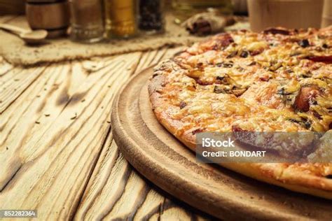 뜨거운 녹는 뜨거운 수 제 페퍼로니 피자 준비가 먹기 소박한 나무 Tablepepperoni 피자 치즈 피자 슬라이스 해제 최고 피자 슬라이스 맛 있는 치즈 힘 줄 슬라이스