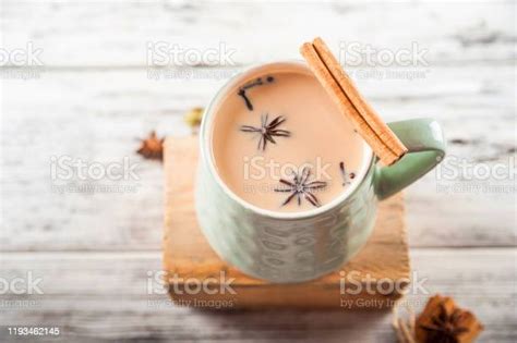 가벼운 나무 테이블에 나무 보드에 클레이 컵 마살라 차 한 잔 향신료 정향 회향 계피 카다몬 우유 0명에 대한 스톡 사진 및 기타 이미지 Istock