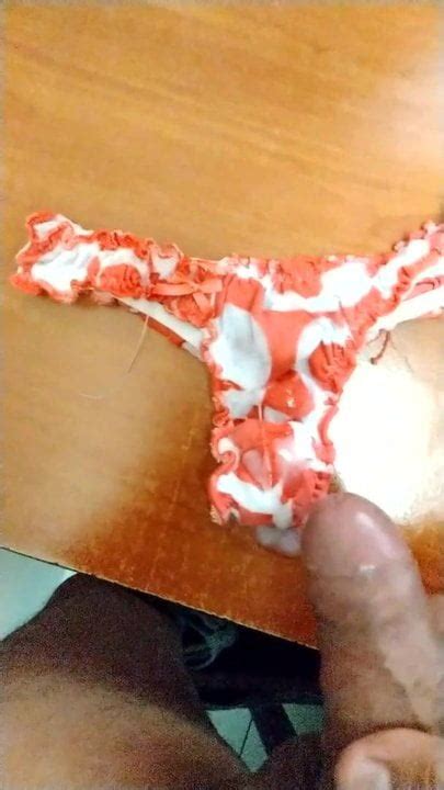 작은 끈 팬티에 정액 xHamster