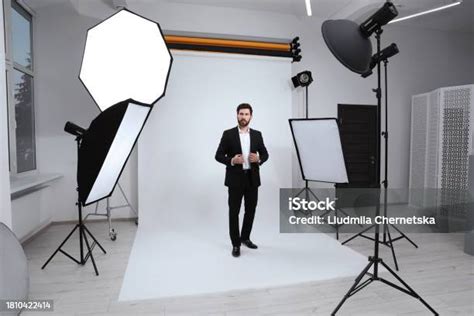 현대 스튜디오에서 포즈를 취하는 잘생긴 모델 전문 사진 촬영회 35 39세에 대한 스톡 사진 및 기타 이미지 35 39세 가득 찬 길이 Istock