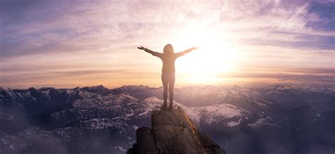 마운틴 클리프 꼭대기에 있는 여자와 함께하는 판타지 어드벤처 컴포지트 35 39세에 대한 스톡 사진 및 기타 이미지 35 39세 가장자리 개념 Istock