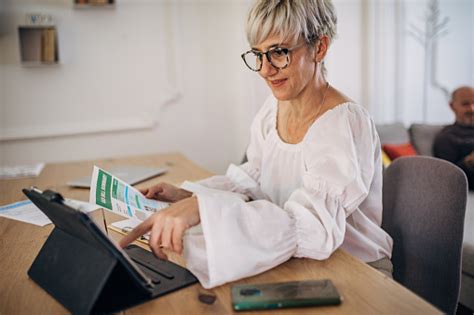 집에서 지폐와 세금을보고 계산하고 지불하려고하는 성숙한 여성 2명에 대한 스톡 사진 및 기타 이미지 2명 가격 가정 생활 Istock