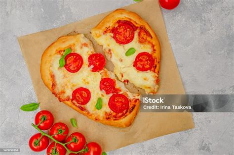피자 마르게리타는 회색 콘크리트 배경에 체리 토마토 모짜렐라 바질이 있는 하트 모양입니다 발렌타인 데이를 위한 음식 컨셉 공간을 복사합니다 0명에 대한 스톡 사진 및 기타