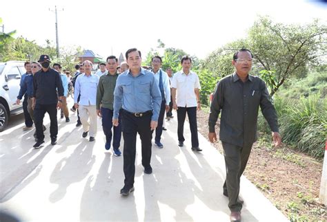 ឯកឧត្តម អ៊ុន ចាន់ដា អភិបាលនៃគណៈអភិបាលខេត្តកំពង់ចាម អញ្ជើញចុះពិនិត្យផ្លូវបេតុង១ខ្សែ ប្រវែងជាង១៤km