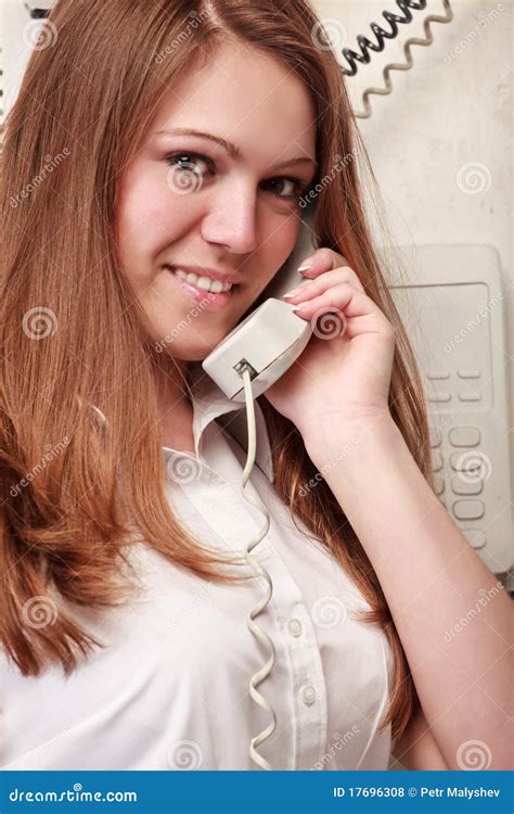 Mujer Que Habla En El Teléfono Foto de archivo Imagen de atractivo teléfono 17696308