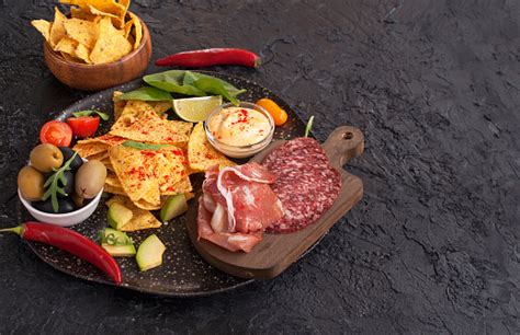 햄 베이컨 프로 슈 토 검은 나무 바탕에 멕시코 나 초 올리브와 함께 통 곡물 빵의 샌드위치 깨끗 한 음식 건강 한 아침 식사 복사 공간 0명에 대한 스톡 사진 및 기타