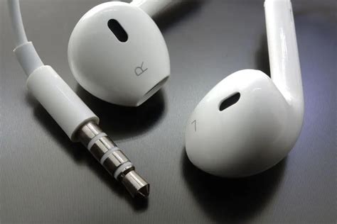 Tips On How To Keep Earbuds From Falling Out Photos Audio Mav