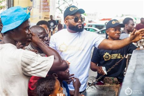 Dr Anarfi Feeds Over 5000 People On The Street