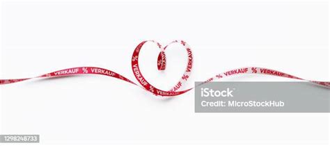 판매 독일어 Verkauf 흰색 배경 위에 심장 모양을 형성하는 서면 빨간 리본 0명에 대한 스톡 사진 및 기타 이미지 0명 3차원 형태 개념 Istock