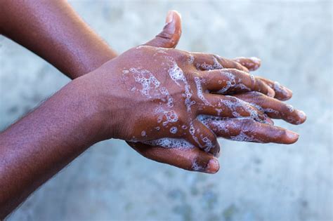 남자는 위생을 유지하기 위해 비누로 손을 씻는stay 건강피하기 세균과 바이러스 손 씻기에 대한 스톡 사진 및 기타 이미지 손 씻기 여자 가볍게 두드리기 Istock