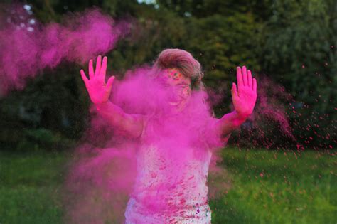 홀리 축제를 축하 분홍색 드라이 페인트의 구름에서 포즈를 취하는 곱슬 머리를 가진 유쾌한 백인 소녀 25 29세에 대한 스톡 사진 및 기타 이미지 Istock