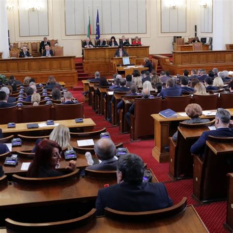 Скандал между ГЕРБ и БСП за комунизма в учебниците